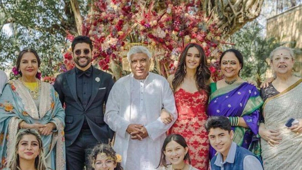 Shabana Azmi, Honey Irani, Javed Akhtar, Farhan Akhtar And Shibani ...