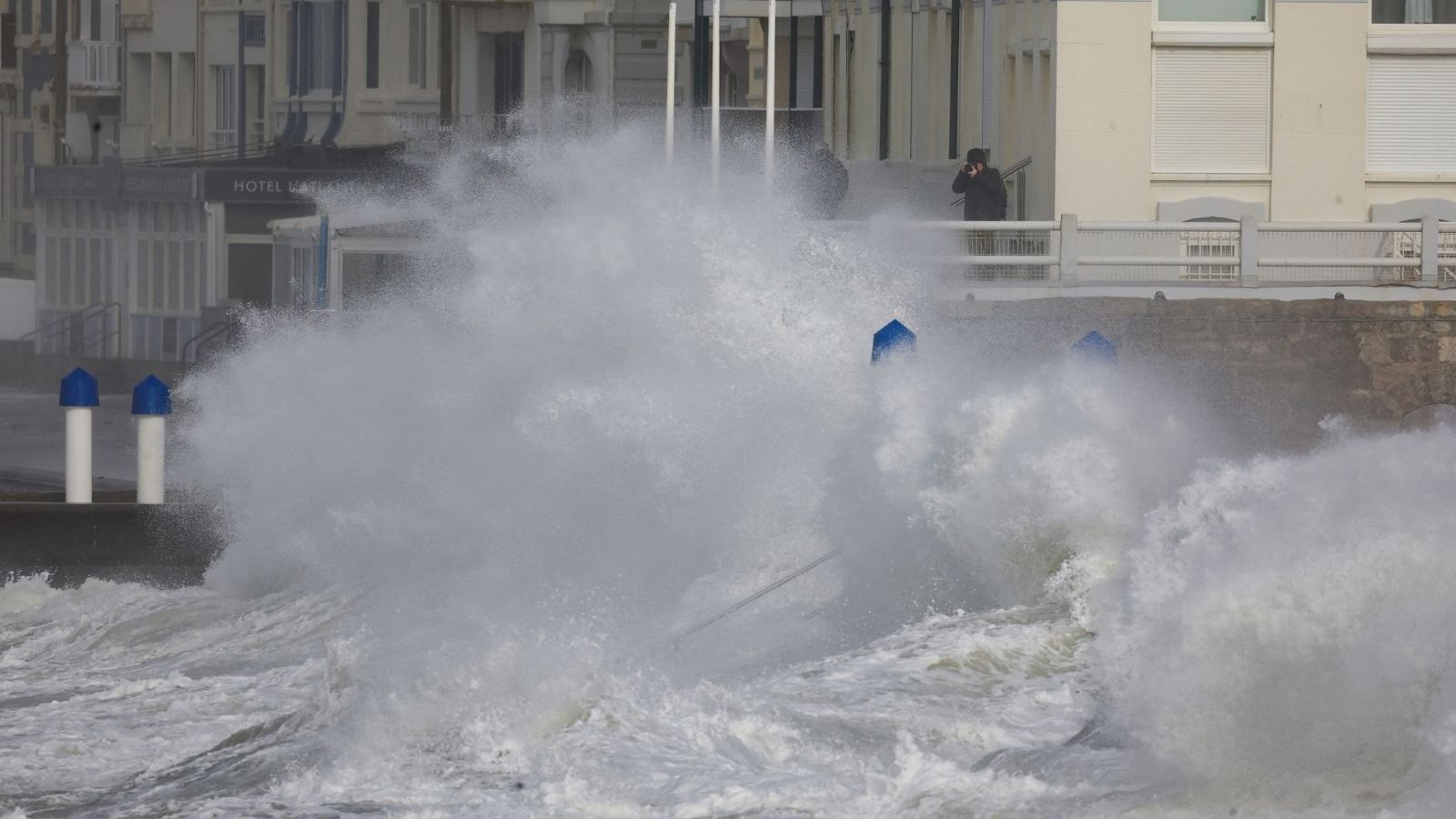 8 Dead as Storm Eunice Batters Europe, London Sees Its 1st-ever 'Red ...