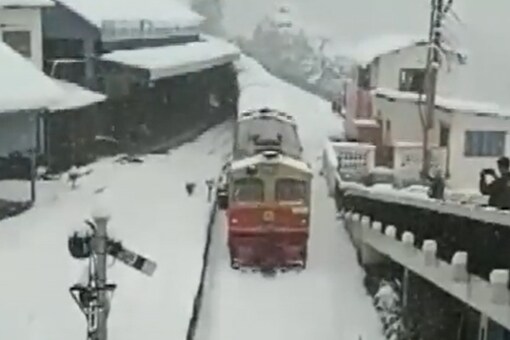 WATCH: Train Running Amid Snowfall in Shimla is Truly a Sight to Behold ...