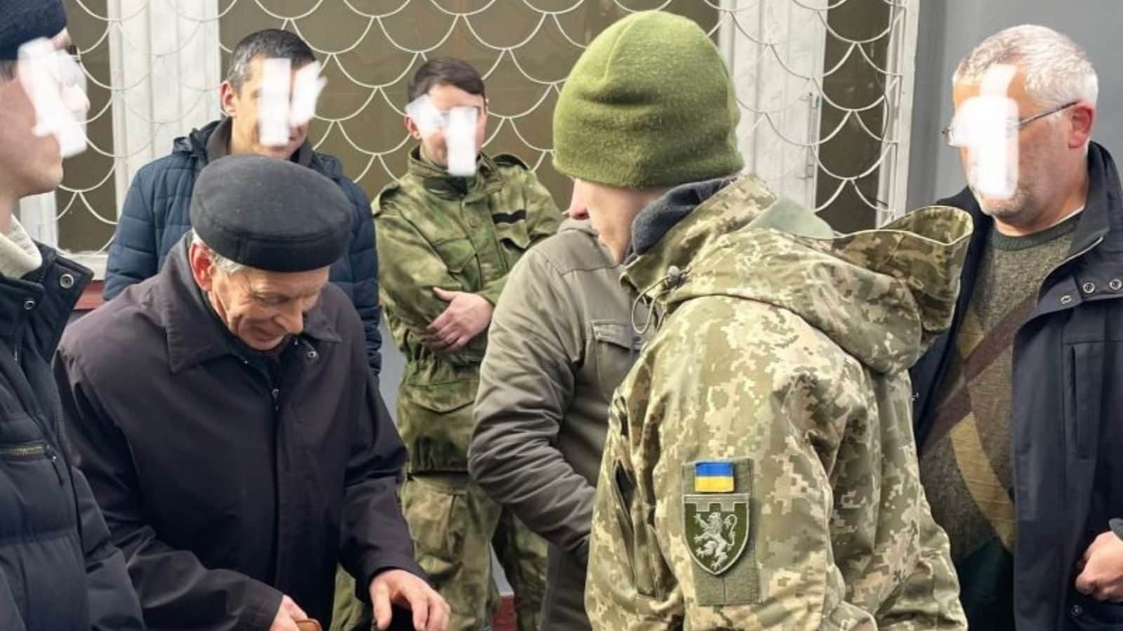 Russia-Ukraine War: Photo of 80-year-old Man Joining Ukrainian Army ...