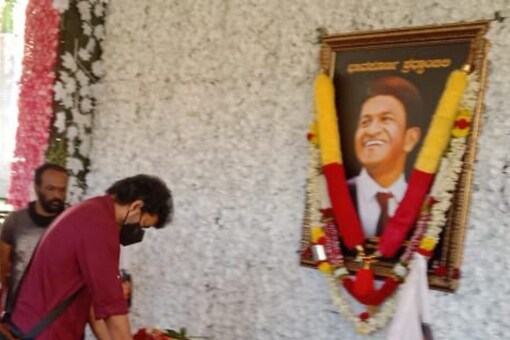 Thalapathy Vijay Visits Puneeth Rajkumars Memorial In Bengaluru Pays