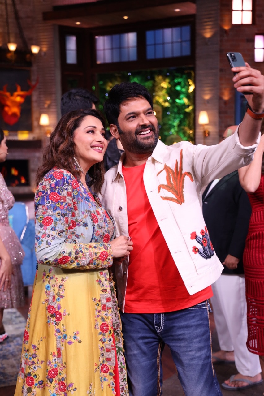 The Kapil Sharma Show: Madhuri Dixit Grooves To Dola Re Dola With Krushna Abhishek and Others ...