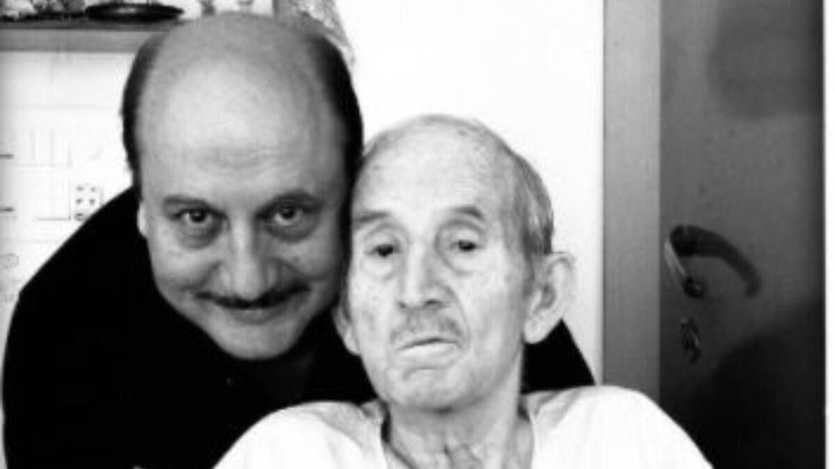 Anupam Kher Shares Last Pic With His Father Pushkar Nath: He Longed to ...