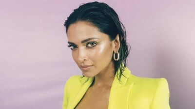 Deepika Padukone in Yellow Bikini on Pathan Sets, Here's How Much it ...
