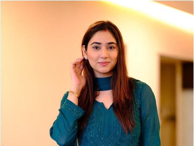 Video: Actor Disha Parmar Screams, Rushes To Her Car as People Play ...