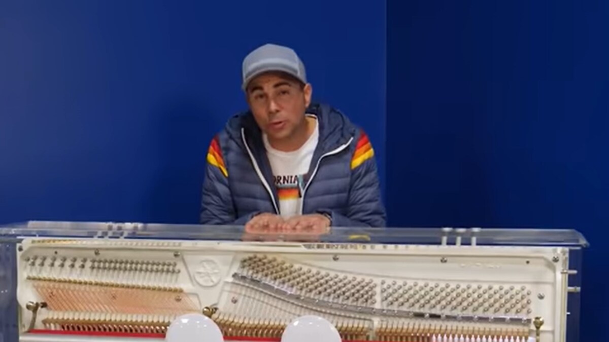 A Piano That Speaks English and Plays World's Hardest Song Now Exists ...