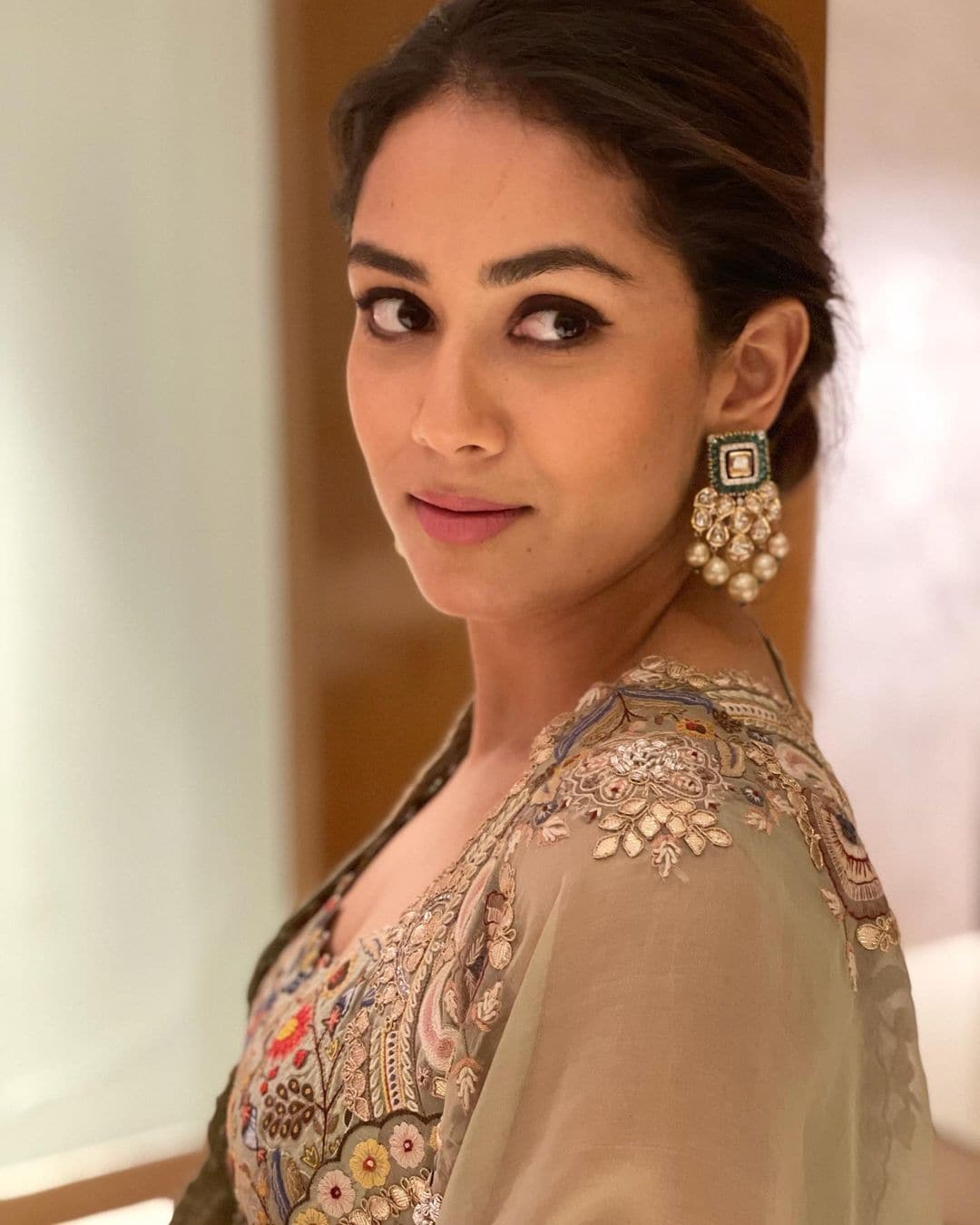 Mira Rajput Kapoor Looks Flawless In Subtle White Lehenga, See The Star ...
