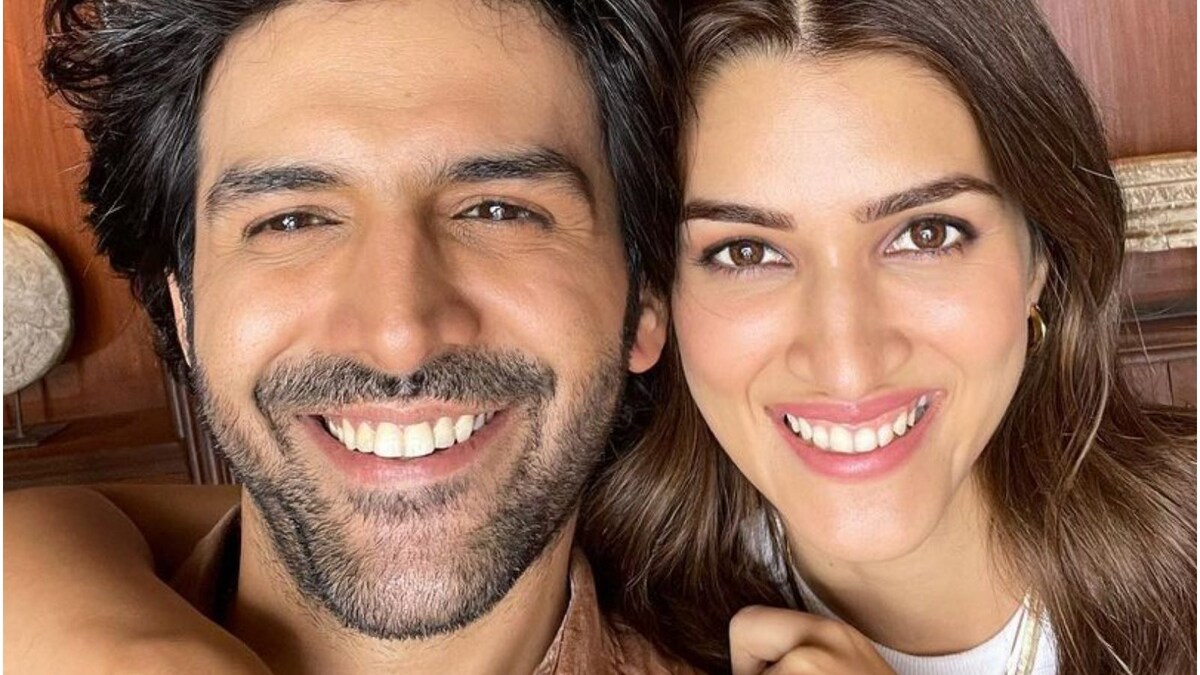 Kartik Aaryan, Kriti Sanon Are All Smiles as They Announce Schedule Wrap Of Shehzada; See Pic ...