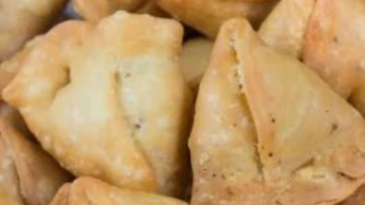 Love Eating Samosas? This Age-Old Shop is Your Destination - News18