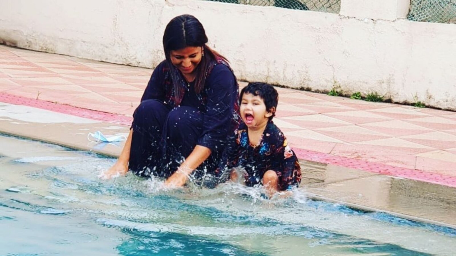 Raja Rani 2 Actor Alya Manasa's Adorable Photo With Her Daughter Goes ...