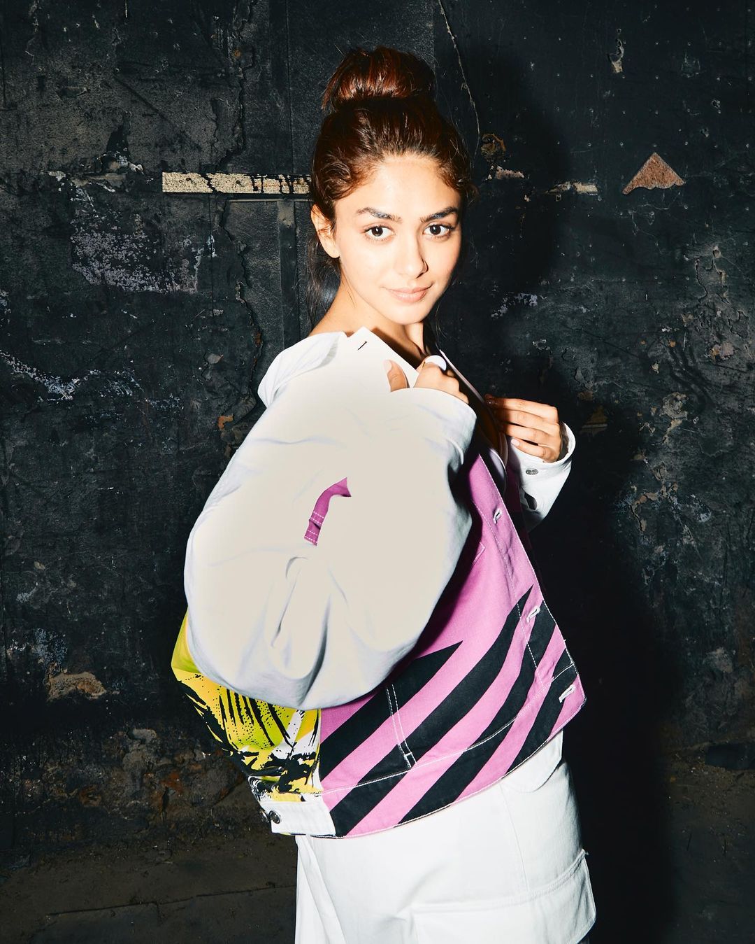 Mrunal Thakur Looks Uber Chic Dressed In All White Casual Wear; Check ...