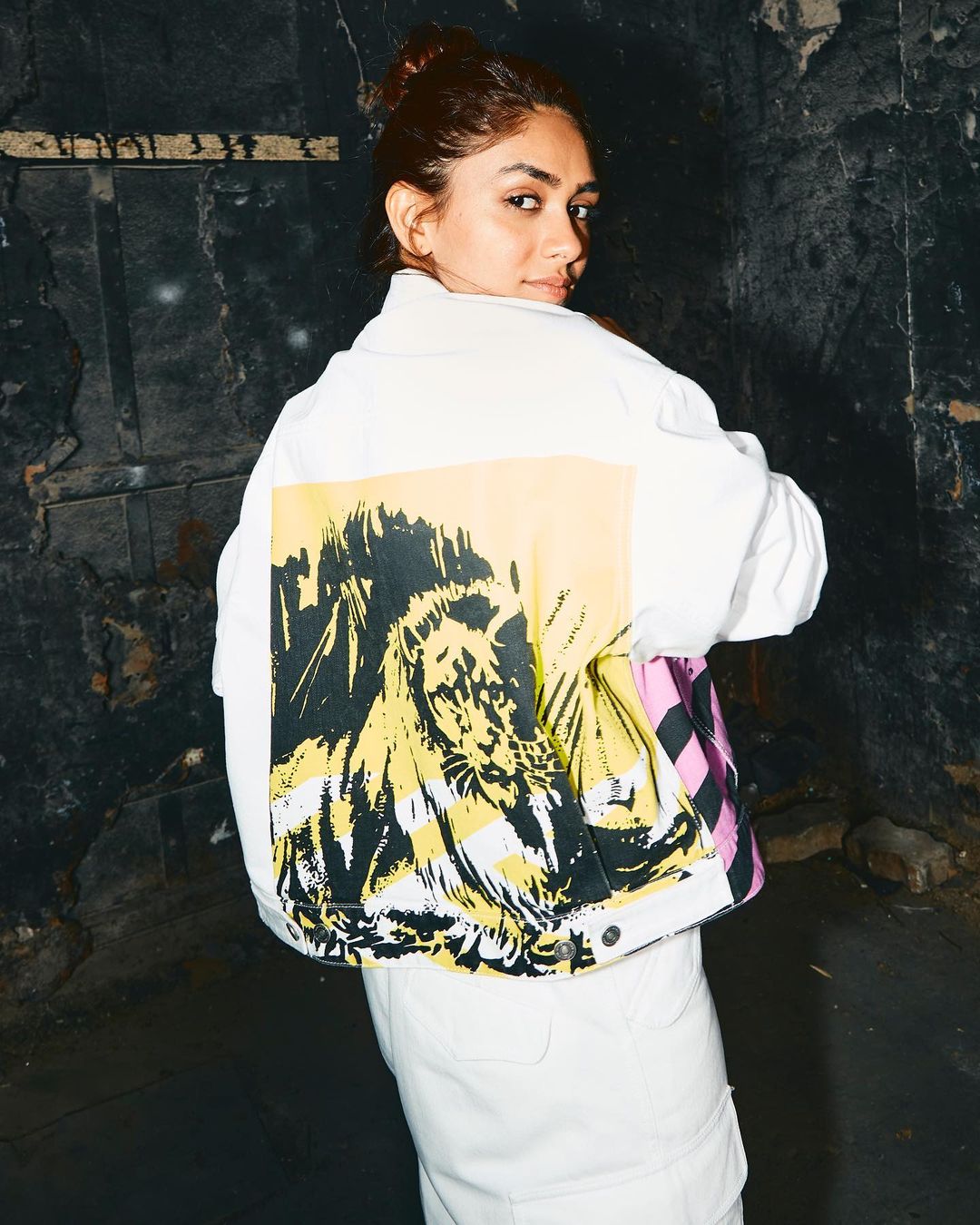 Mrunal Thakur Looks Uber Chic Dressed In All White Casual Wear; Check ...