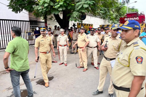 Hanuman Chalisa Row: Ranas Slapped With Sedition Charge; Couple Sent to ...