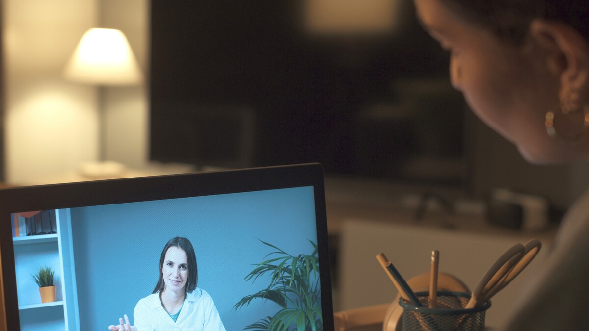 TikToker Films Doctor Watching YouTube Video Ahead of Surgery to Treat ...