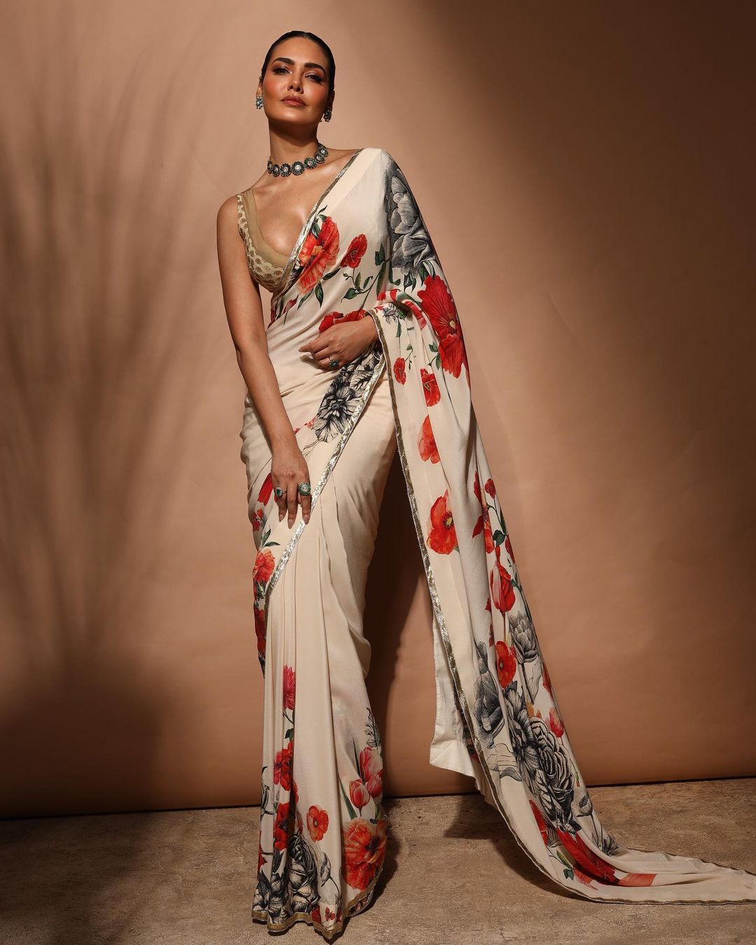 Esha Gupta In White Floral Saree Is Elegance Personified, Check Out The ...