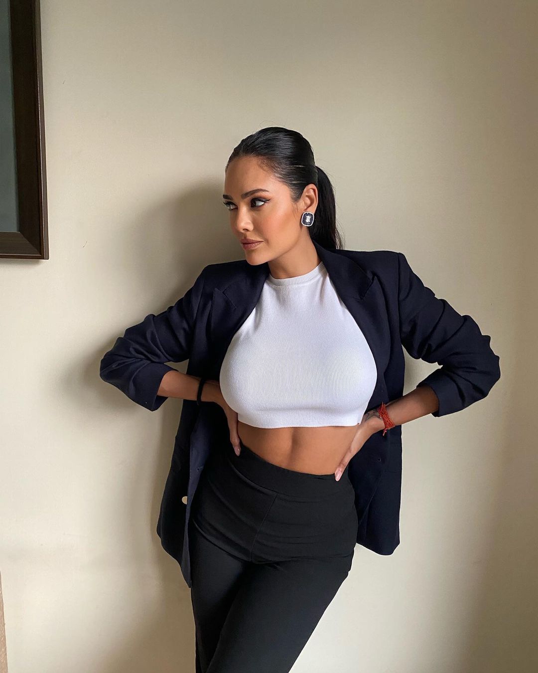 Esha Gupta Flaunts Washboard Abs In Latest Photoshoot, Check Out The ...