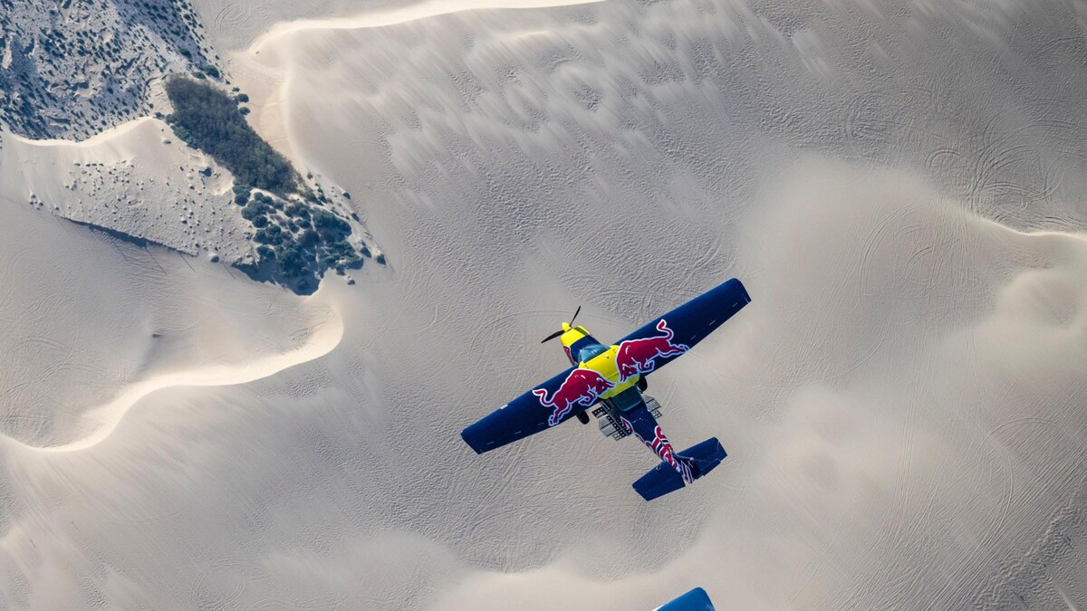 US Pilots Attempt First-ever Mid-air Plane Swap and it's Not for the ...