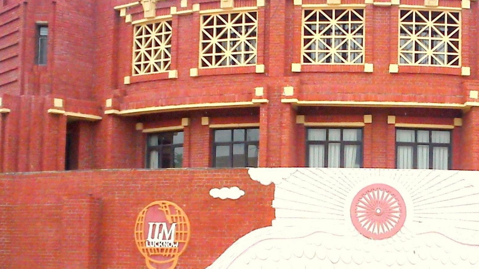 IIM Lucknow Launches 11-month Chief Operations Officer Programme for ...