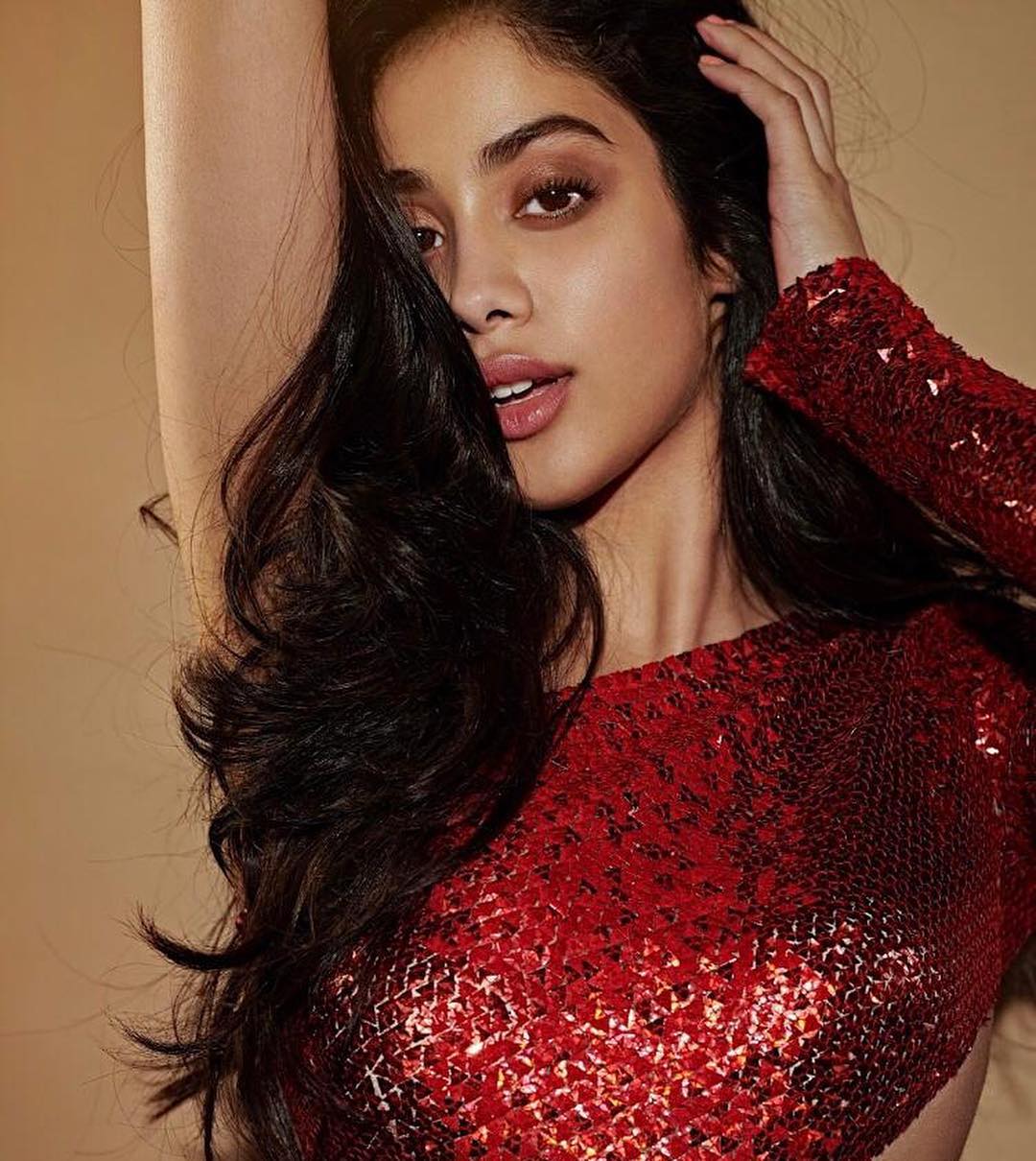 Janhvi Kapoor Displays Hourglass Figure In Silver Shimmery Gown, Check ...