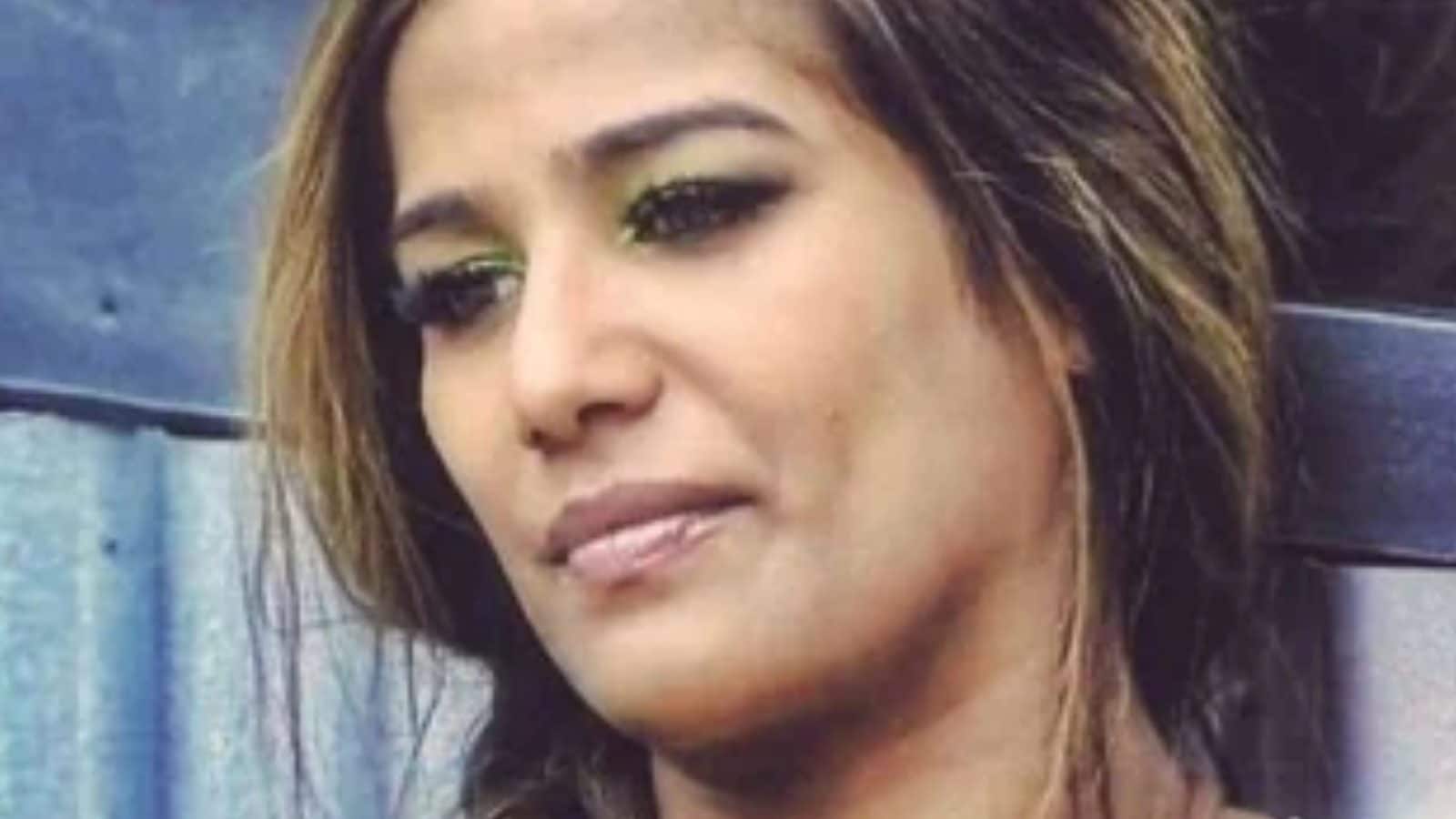 Lock Upp: Poonam Pandey Breaks Down In Tears Remembering Ex-husband Sam ...