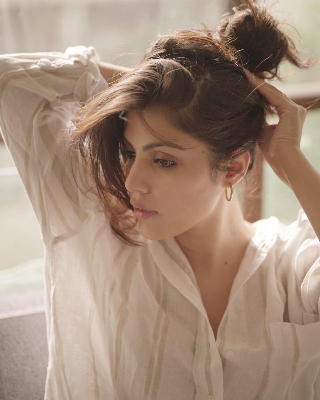 Rhea Chakraborty Turns Up The Heat With Her Sun-kissed Photos, See The ...