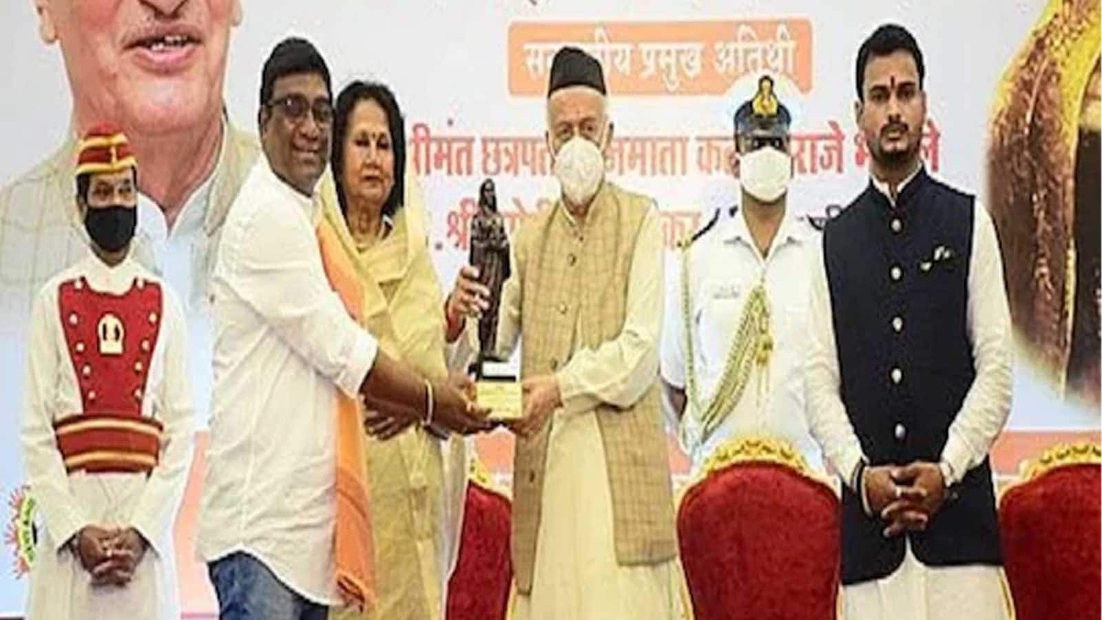 Marathi Actor Bhau Kadam Receives Punyashlok Ahilya Devi Holkar ...