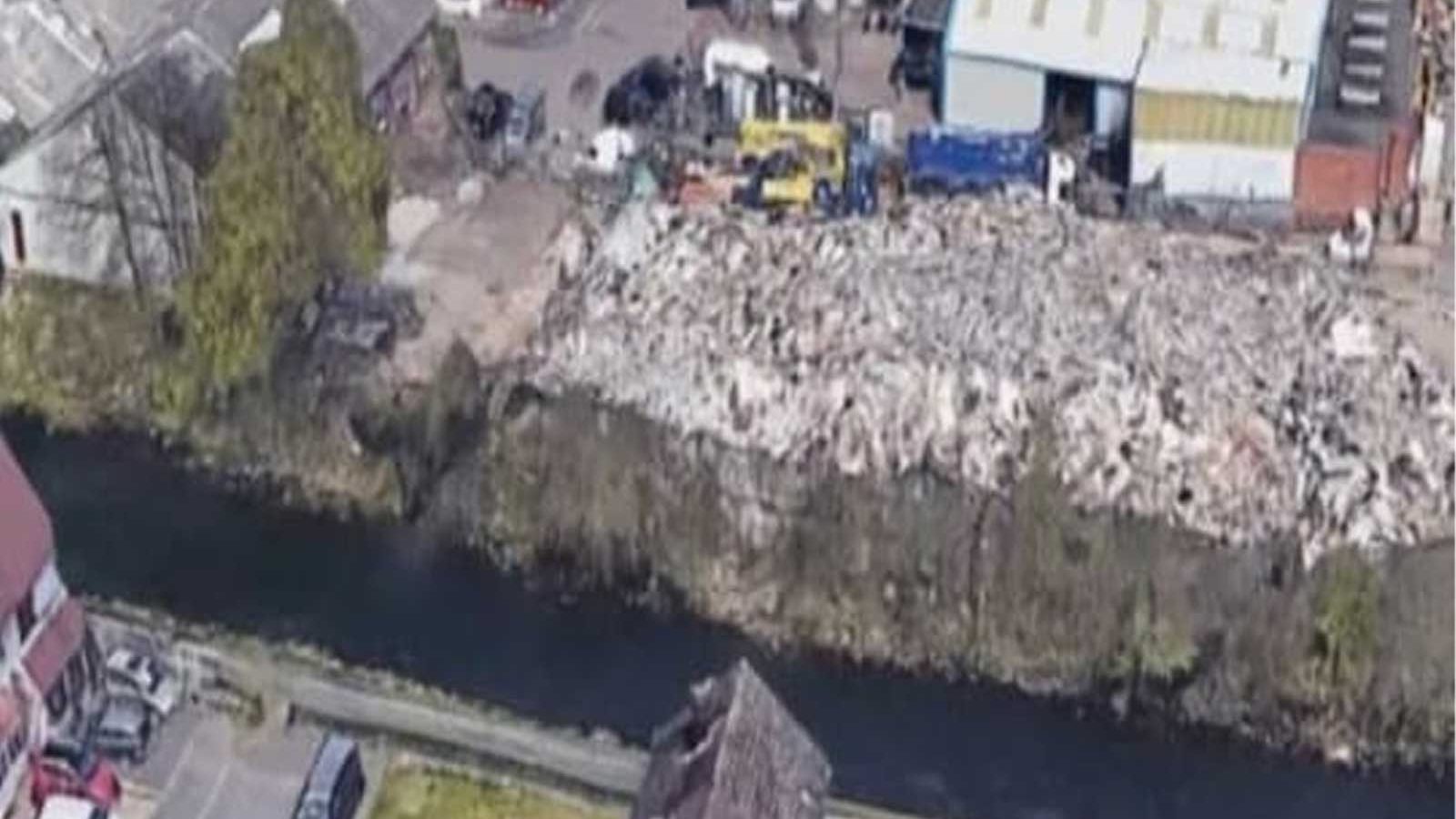This 32-foot-high Mountain of Garbage in UK Neighbourhood is Visible on ...