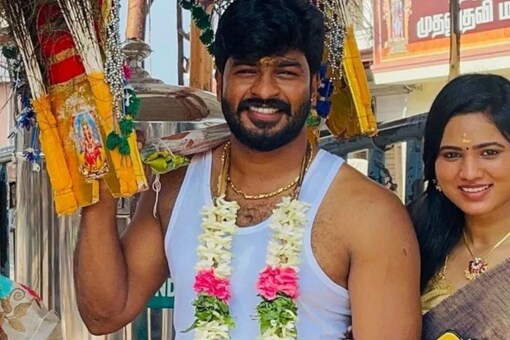 Newly-Engaged Actor Navin, TV Presented Kanmani Visit Murugan Temple in ...