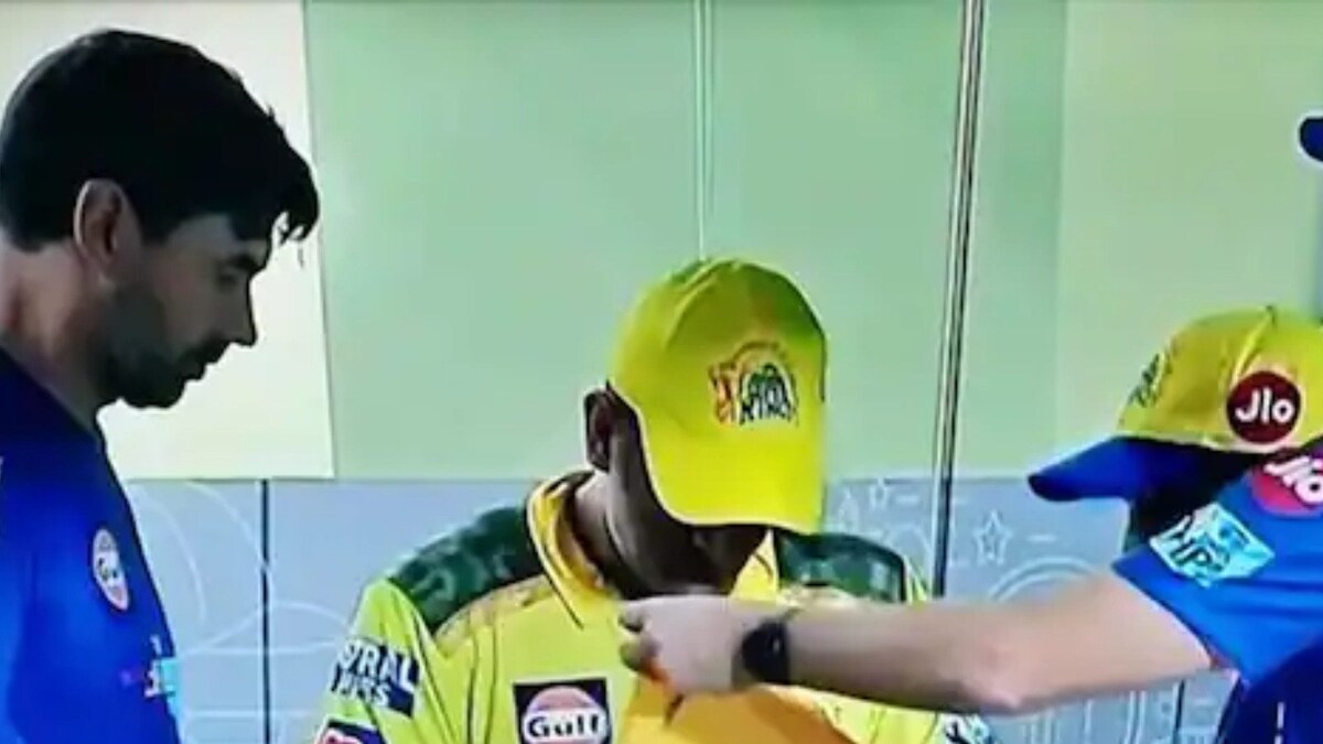 IPL 2022: MS Dhoni Wins Hearts With Special Gesture, Signs CSK Jerseys ...