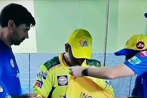 IPL 2022: MS Dhoni Wins Hearts With Special Gesture, Signs CSK Jerseys ...
