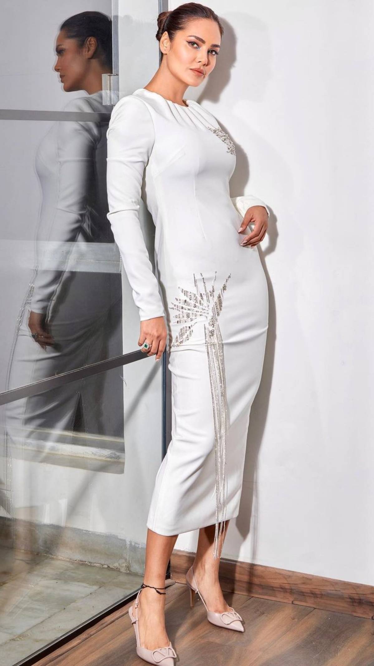 Esha Gupta Turns Up The Heat In White Bodycon Dress, Check Out The Diva ...