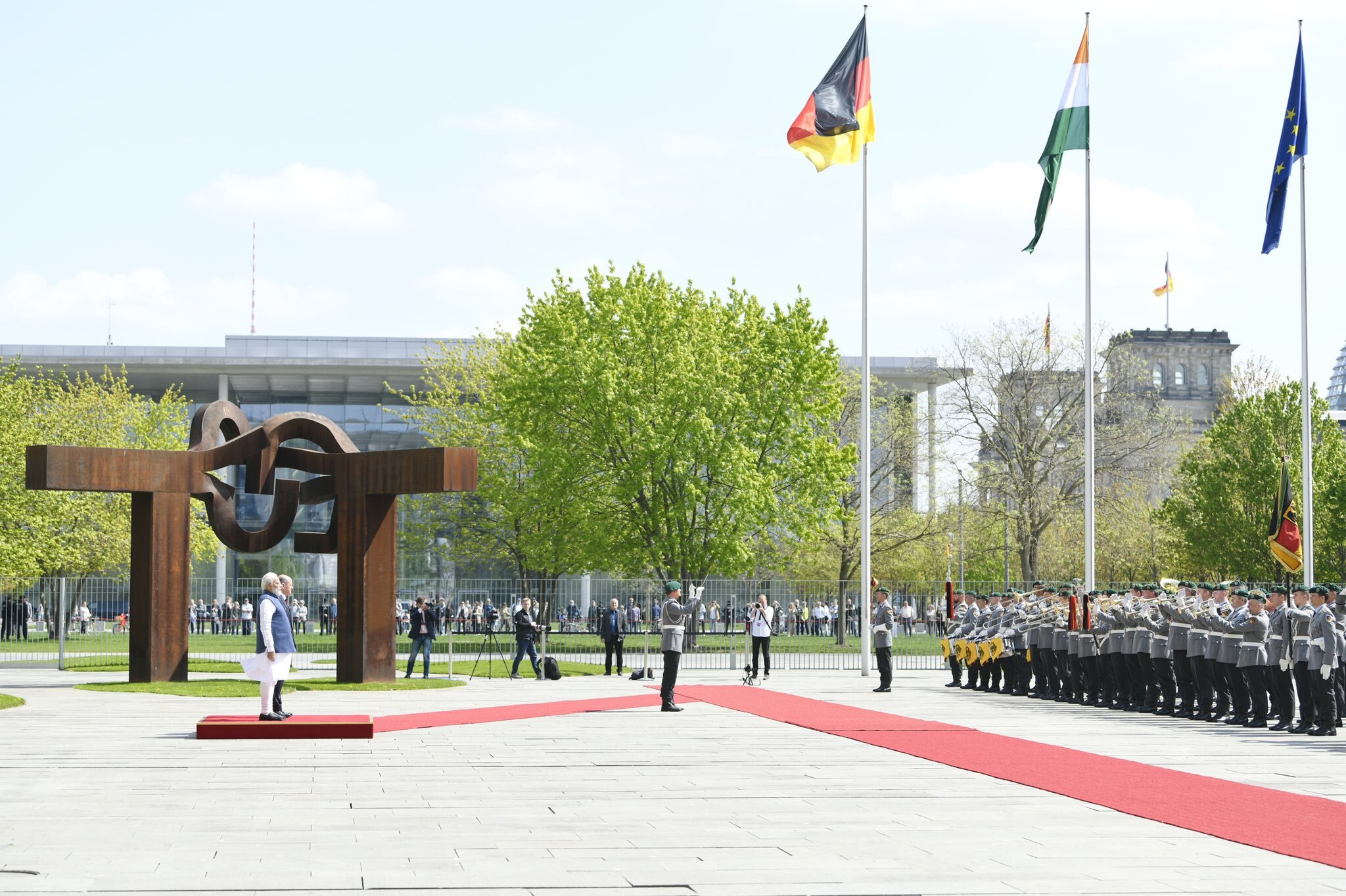 PM Modi Receives Guard of Honour, Hold Bilateral Talks in Germany on ...