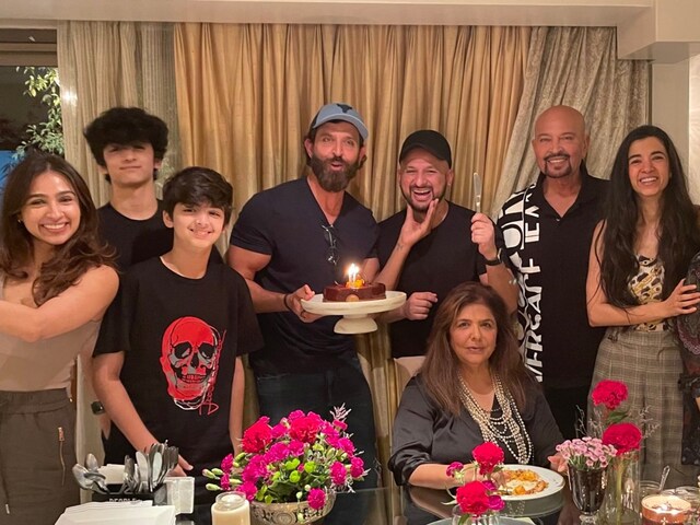 Hrithik Roshan Poses With Rumoured GF Saba Azad, Dad Rakesh Roshan as ...