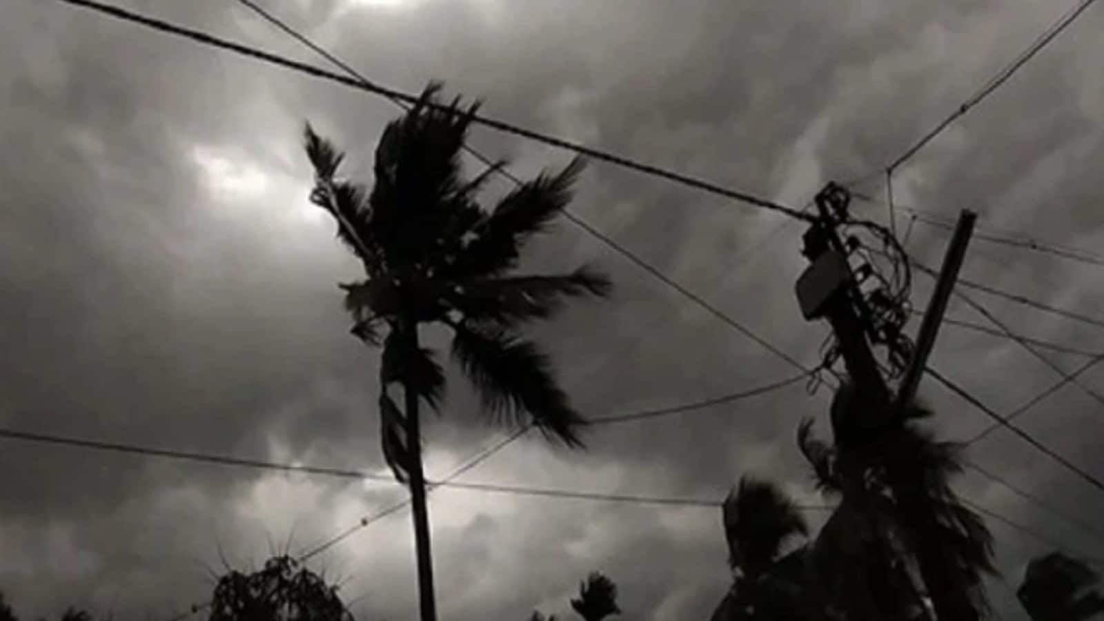 'Kalbaisakhi' Wrecks Kolkata, Kills 2 Rowers as Boat Capsizes During ...