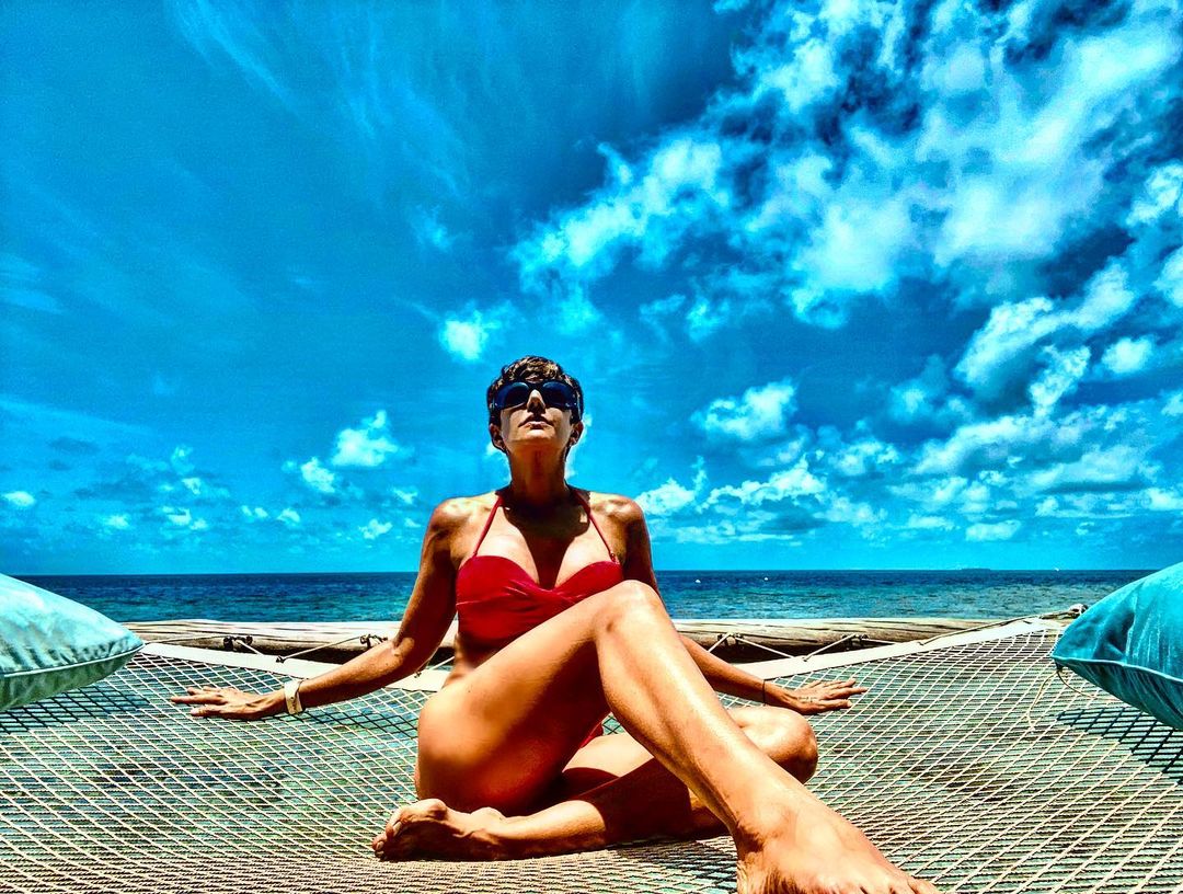 Mandira Bedi Flaunts Toned Body In Red Bikini, Check Out The Diva's ...