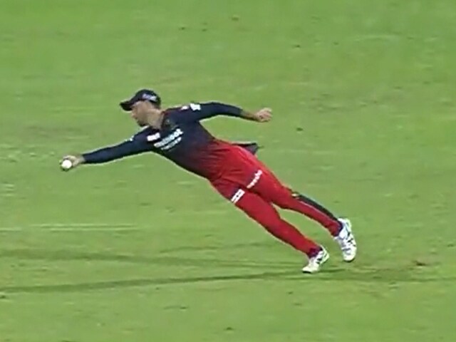 WATCH: Glenn Maxwell Takes One-Handed Stunner to Dismiss Shubman Gill ...