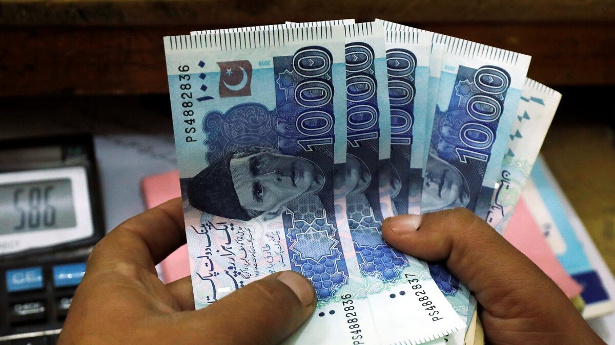 Pakistani Rupee Falls To All-Time Low Against US Dollar - News18