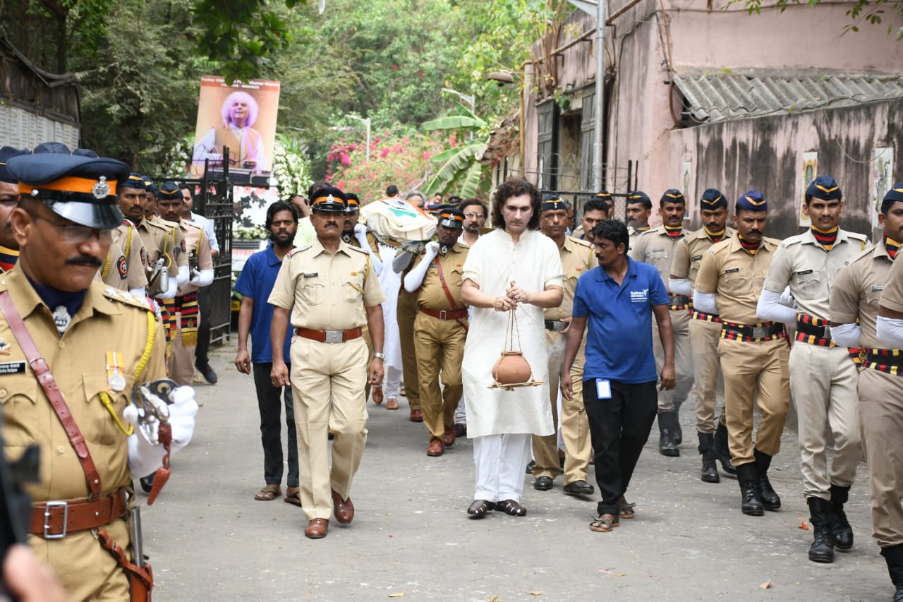 Pt Shivkumar Sharma Funeral: Amitabh Bachchan, Javed Akhtar, Hariprasad ...