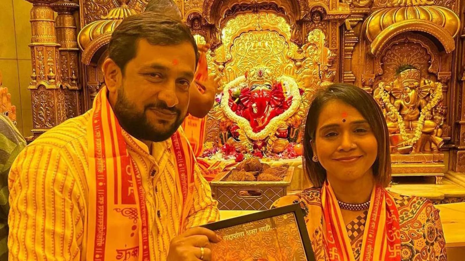 Blockbuster Marathi Film Dharmveer Team Visits Siddhivinayak Temple ...