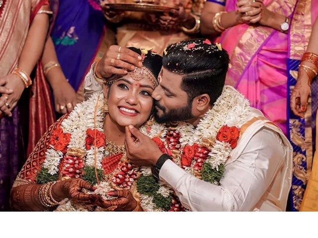 Bharathi Kannamma Fame Sruthi Shanmuga Priya Ties Knot With Boyfriend Arvind Shekar - News18