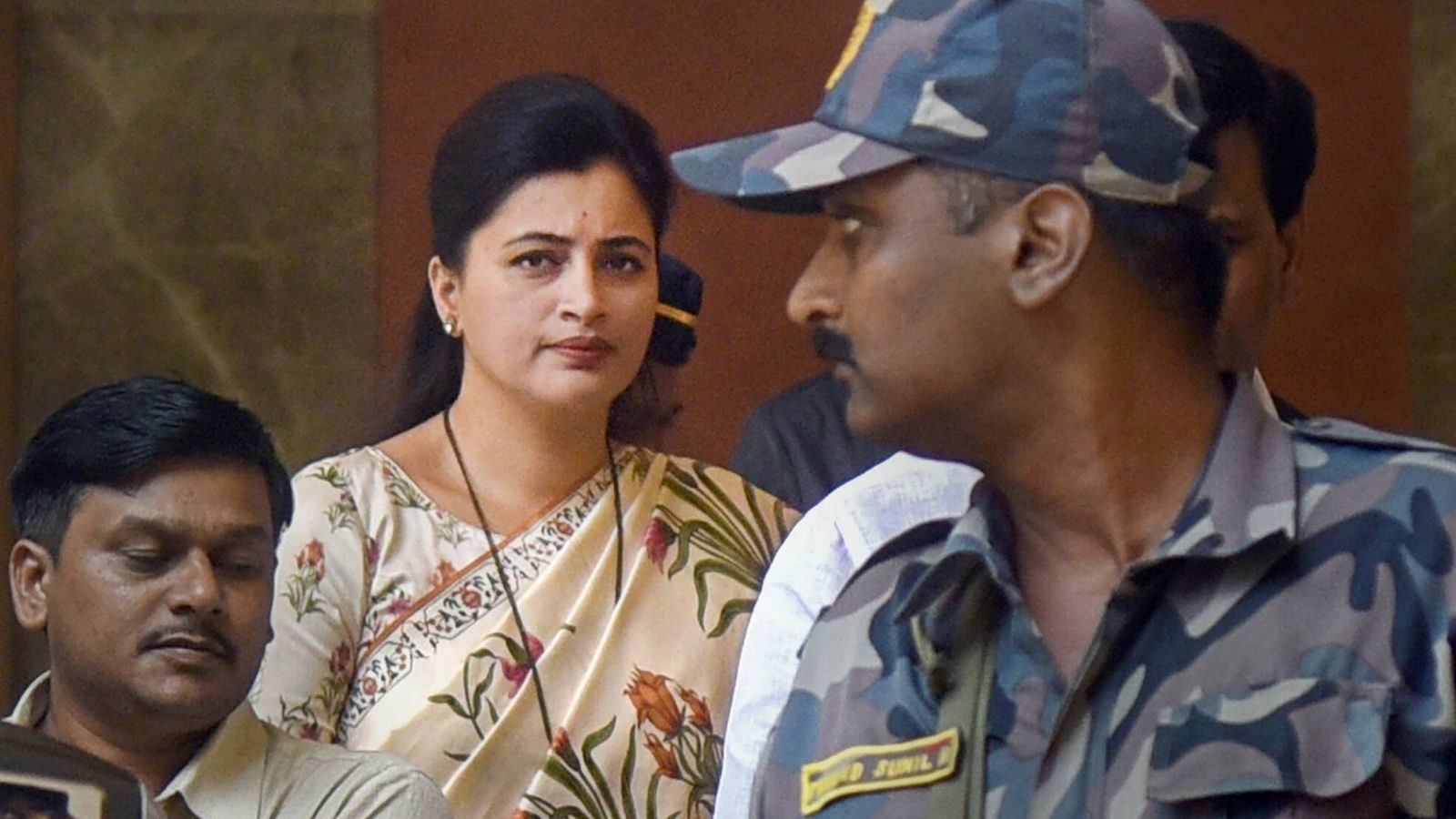 Hanuman Chalisa Row: Notice Issued to Rana Couple as Mumbai Police Seek Cancellation of Their ...