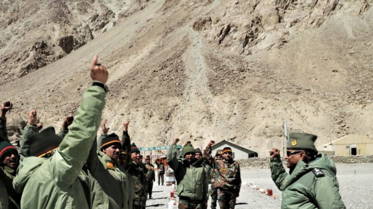 Army Chief Visits Forward Areas in Eastern Ladakh to Review Military ...