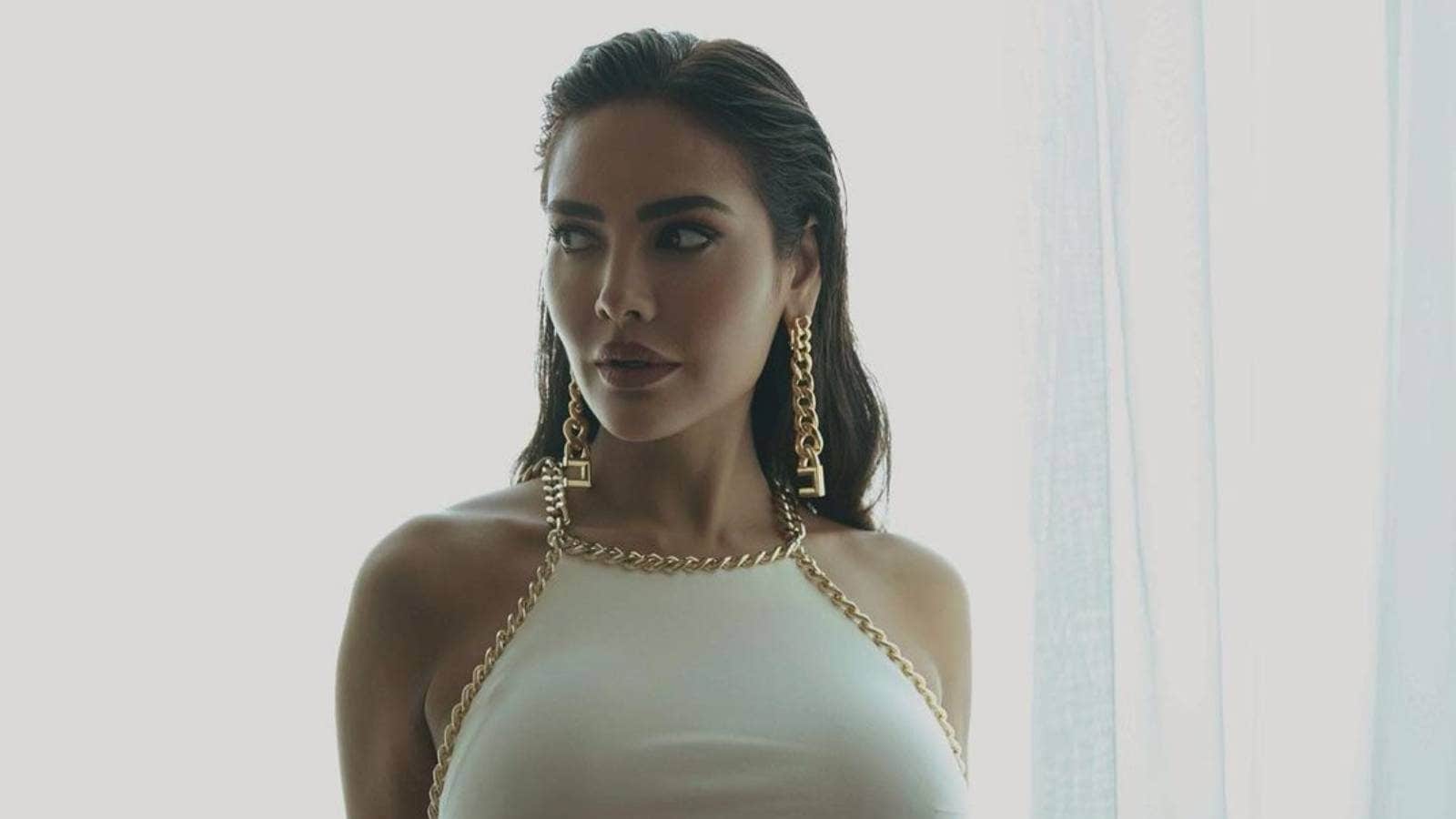 Esha Gupta Turns Up The Heat In White Bodycon Dress, Check Out The Diva ...