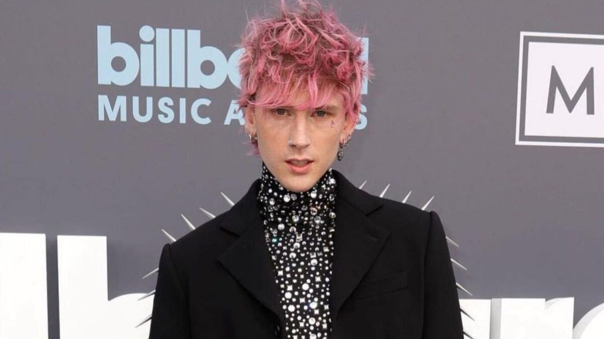 Machine Gun Kelly Smashes Glass on Face During His Madison Square Show ...