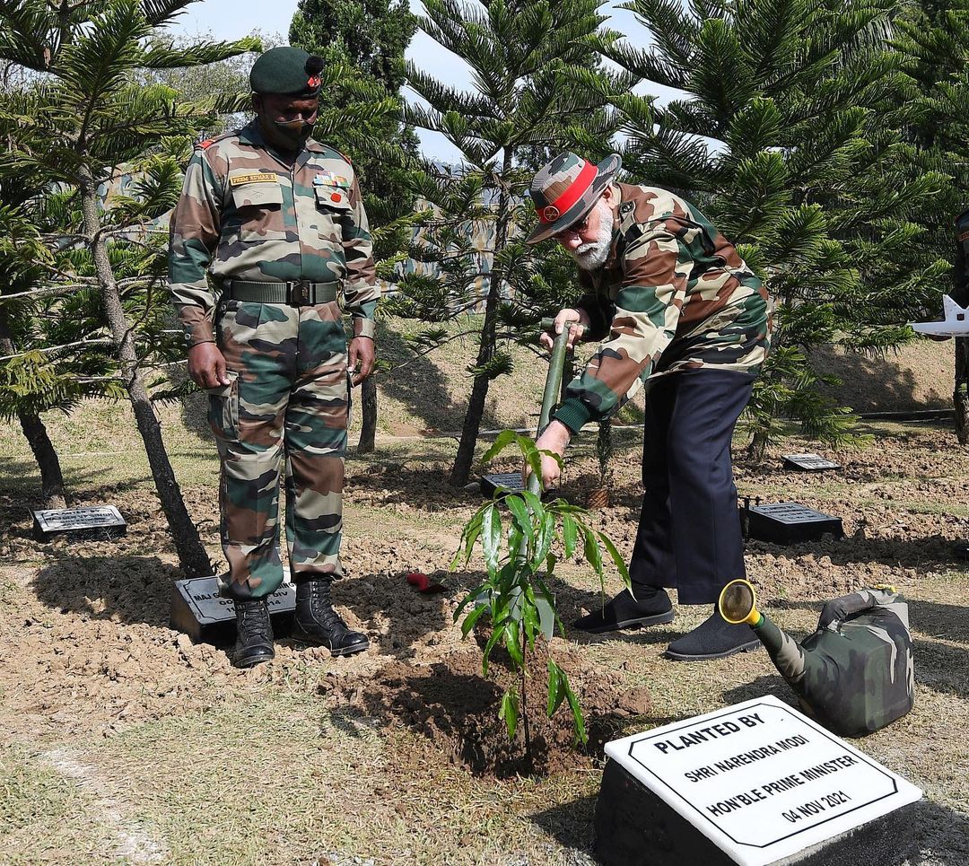 Modi@8: PM Narendra Modi with Brave Indian Army Soldiers at Borders ...