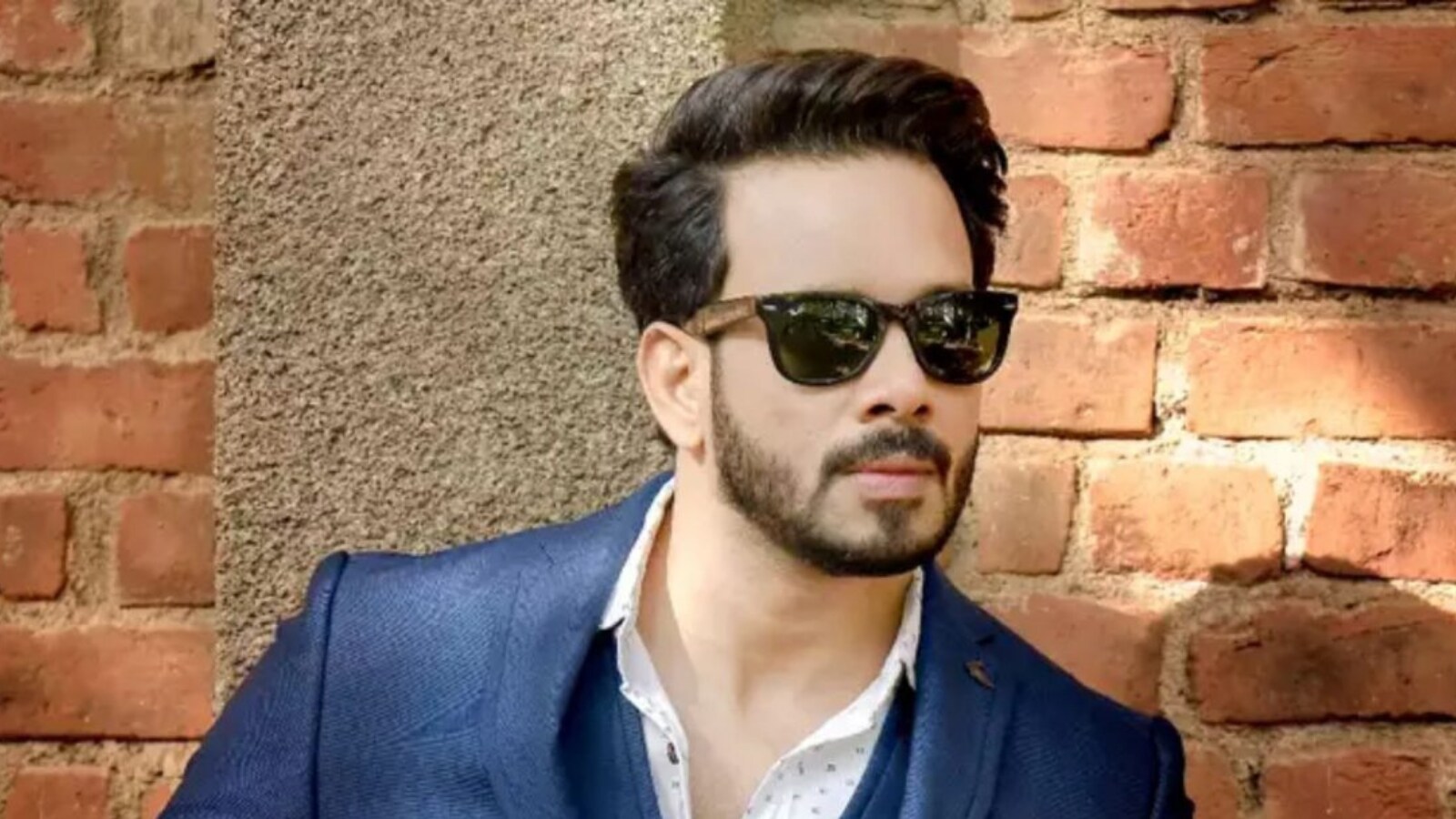 Arya Unveils First look Poster Of Bharath And Janani's Munnarivaan ...