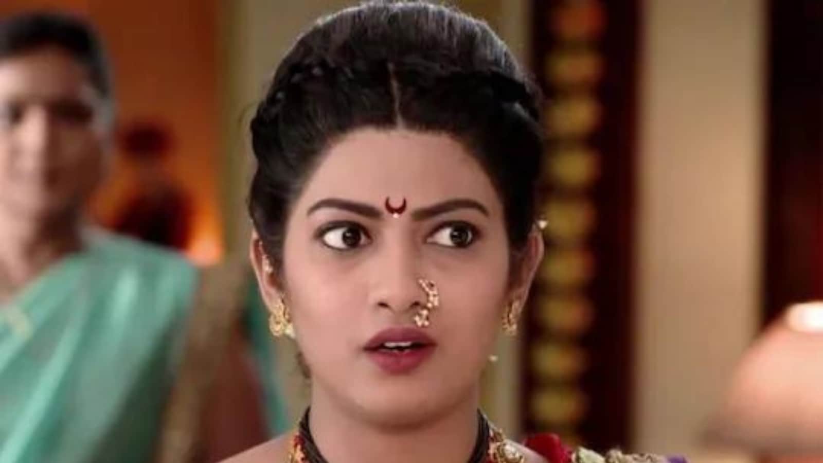 Clip Of Actress Dhanashri Kadgaonkar Reciting Dialogues From Iconic ...