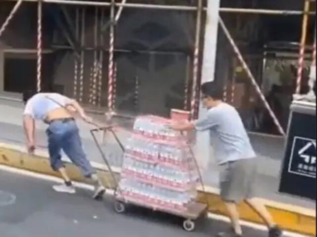 Watch: Labourer Pulling Loaded Cart Gets A Helping Hand From Stranger ...
