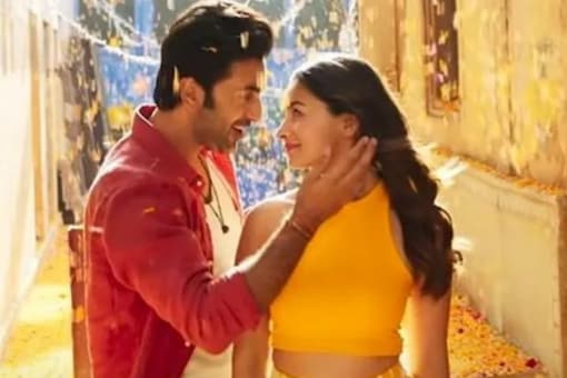 Brahmastra Song Kesariya: Alia Bhatt-Ranbir Kapoor's Love Anthem To ...