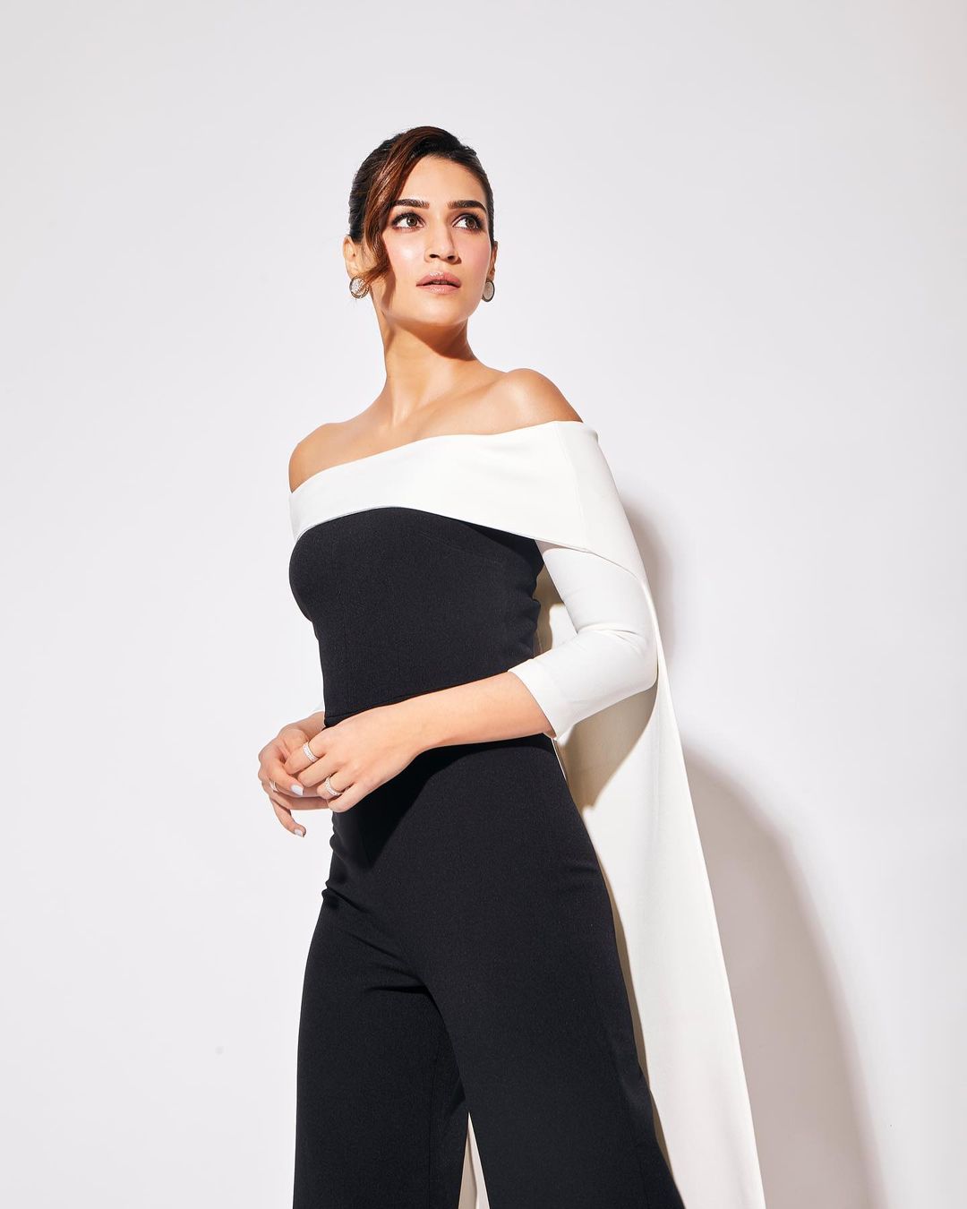 Kriti Sanon Displays Toned Figure In Black Backless Dress With Plunging ...